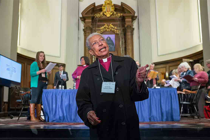 Homenaje tras el deceso de Barbara Harris, la primera obispa de la ...